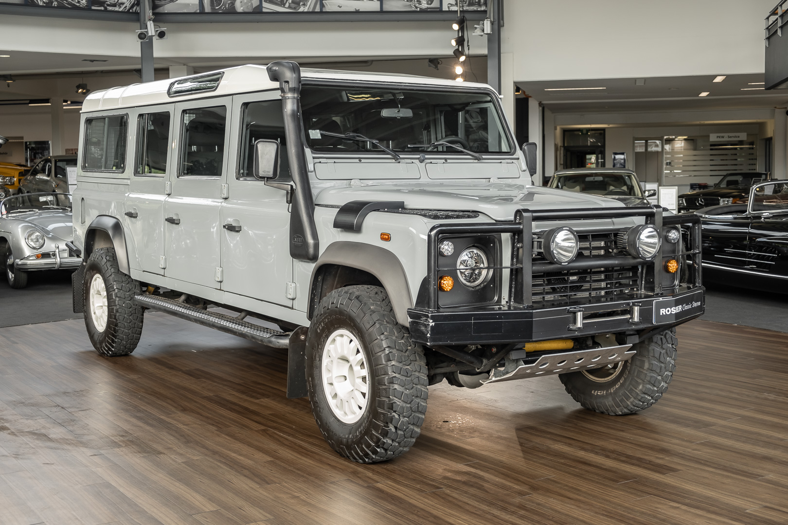 Land Rover Defender 147 6-Doors - Classic Sterne