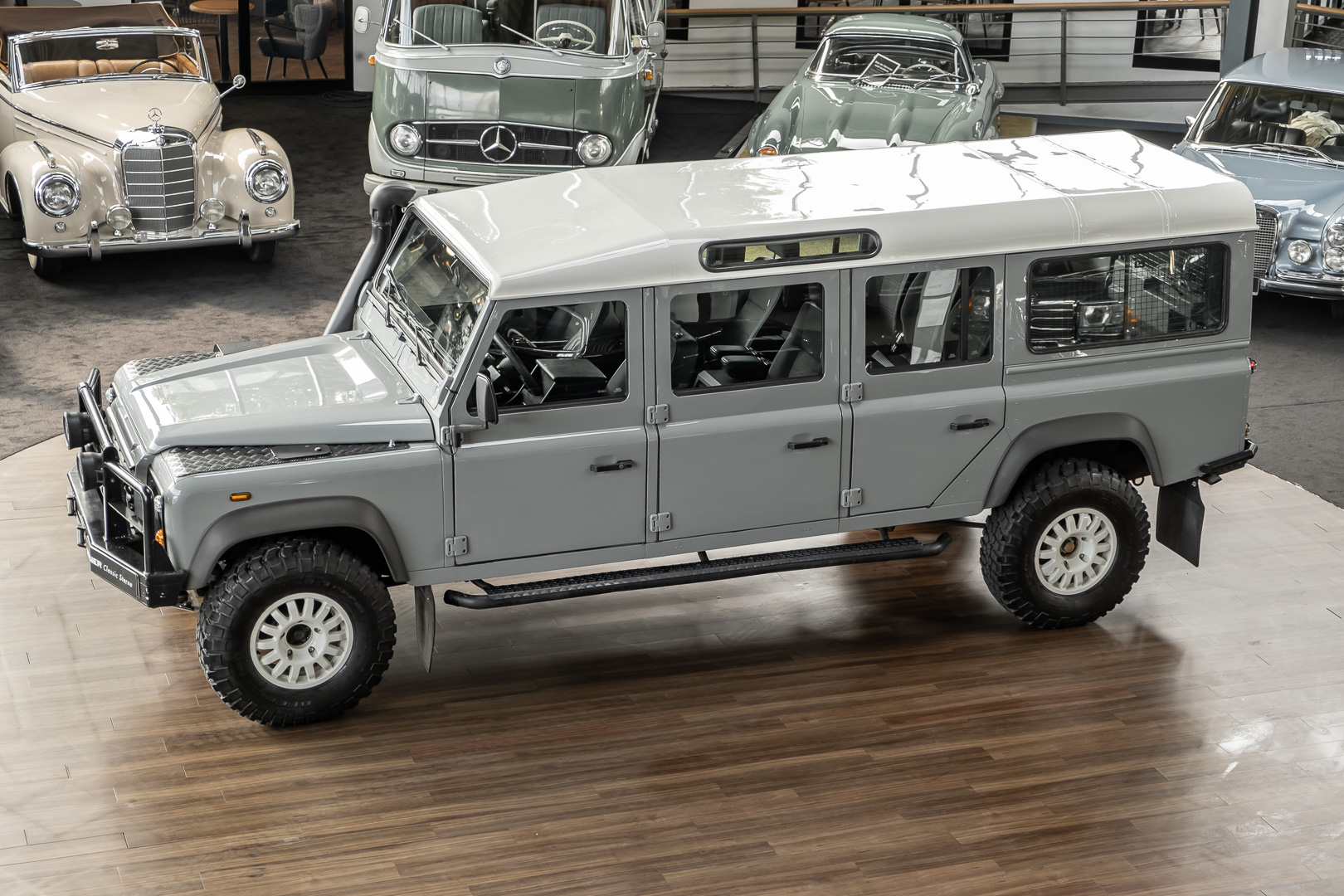Land Rover Defender 147 6-Doors - Classic Sterne