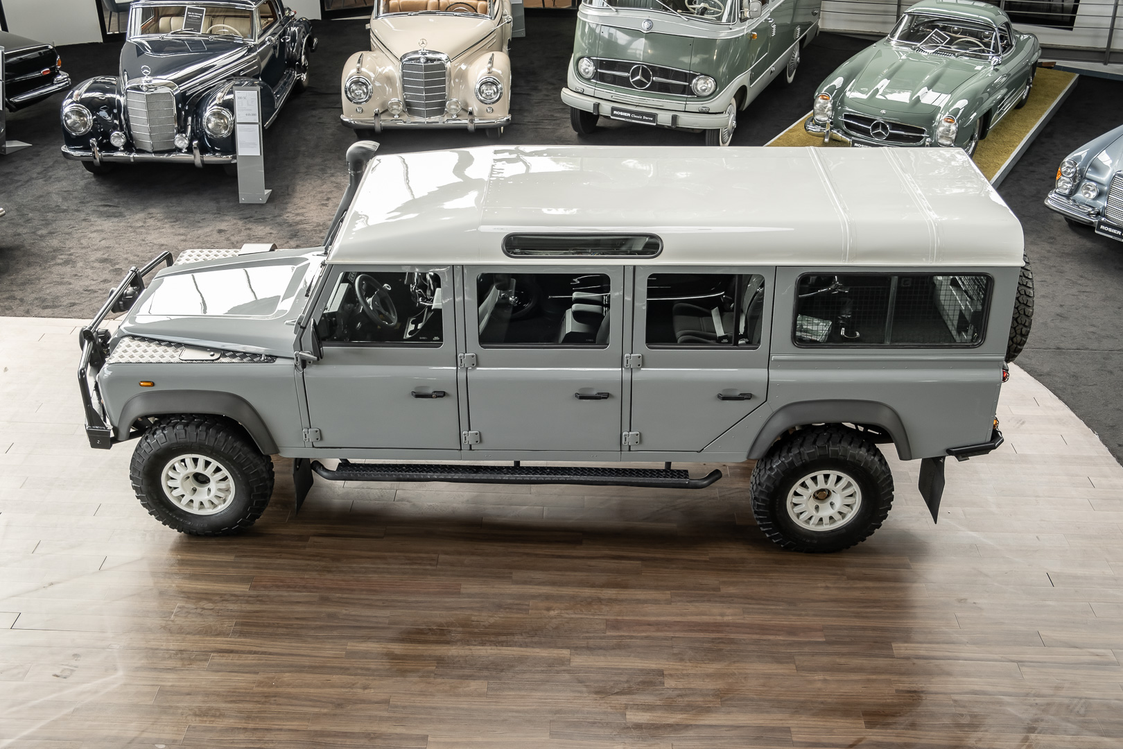 Land Rover Defender 147 6-Doors - Classic Sterne