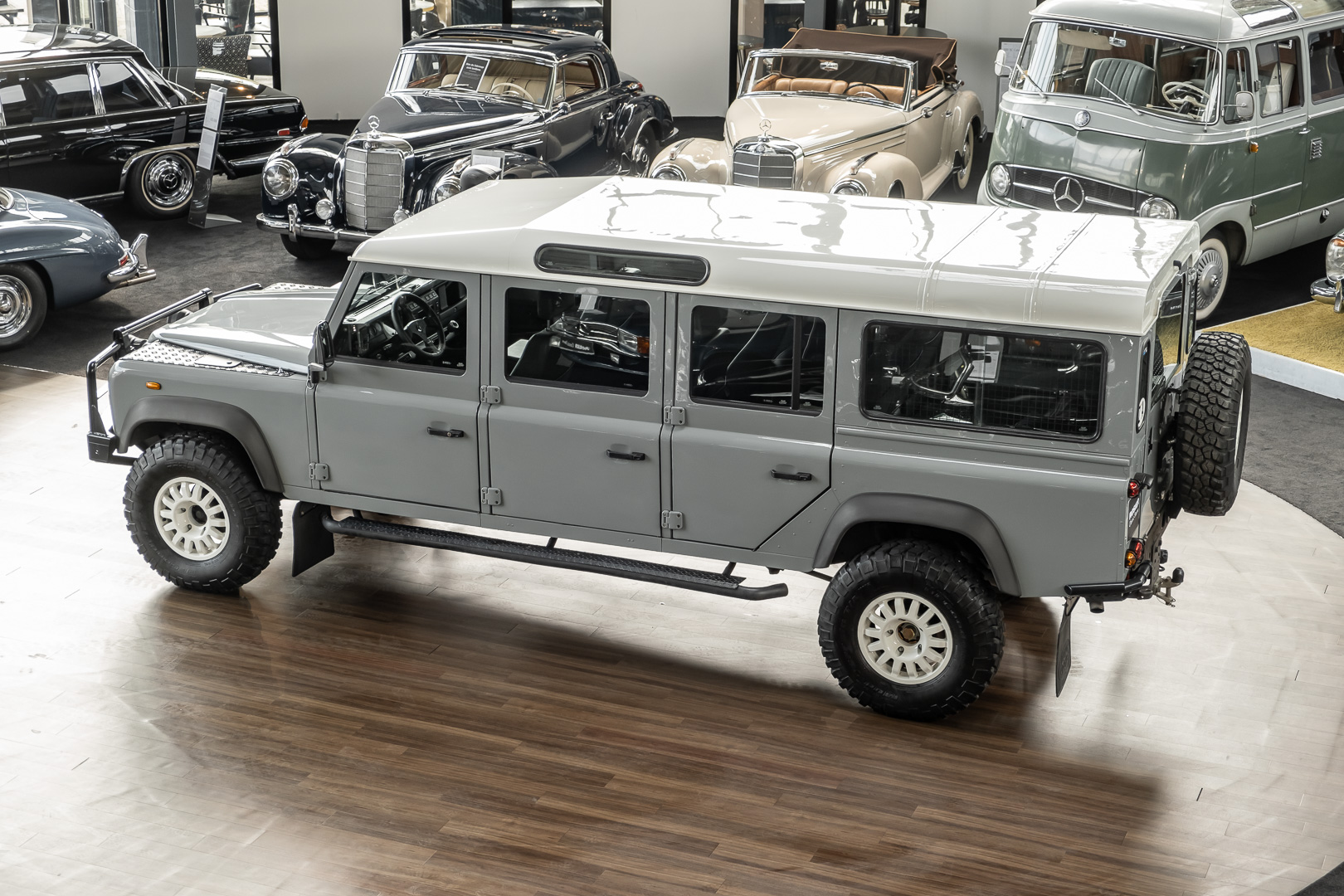 Land Rover Defender 147 6-Doors - Classic Sterne