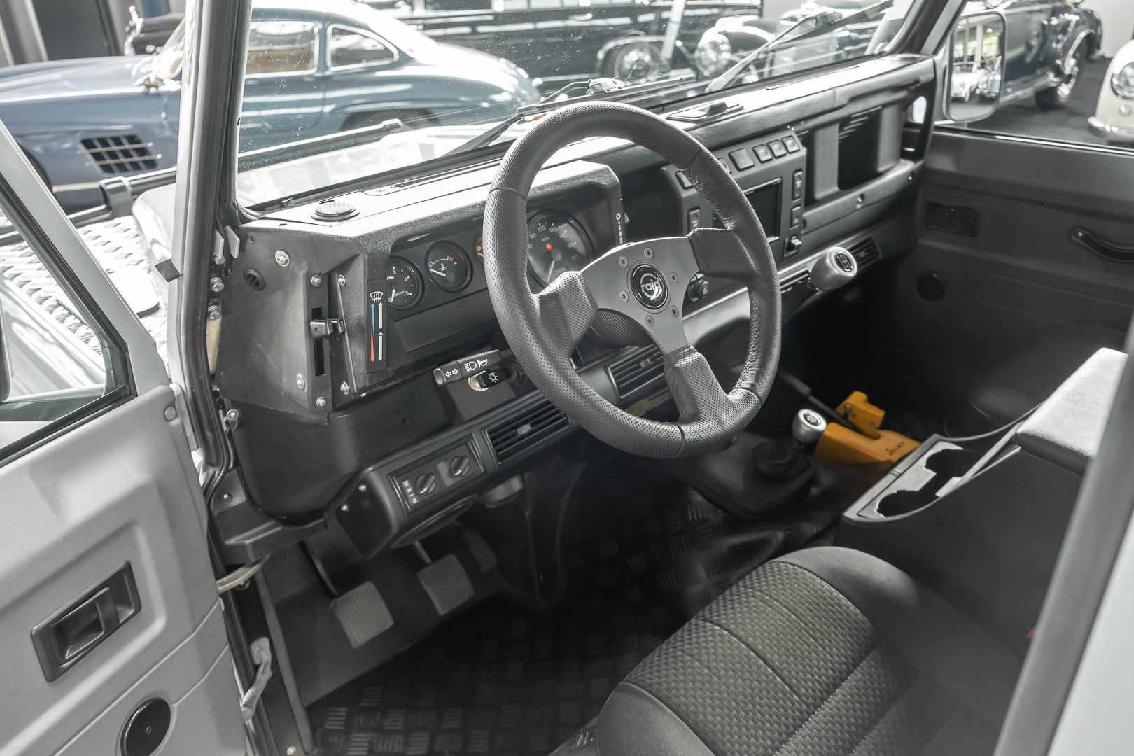 Land Rover Defender 147 6-Doors - Classic Sterne