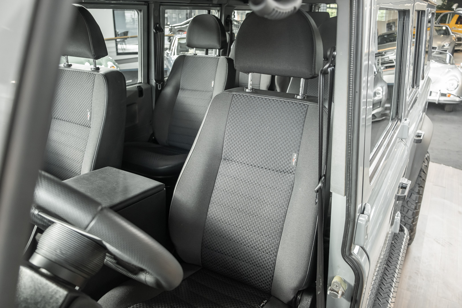 Land Rover Defender 147 6-Doors - Classic Sterne