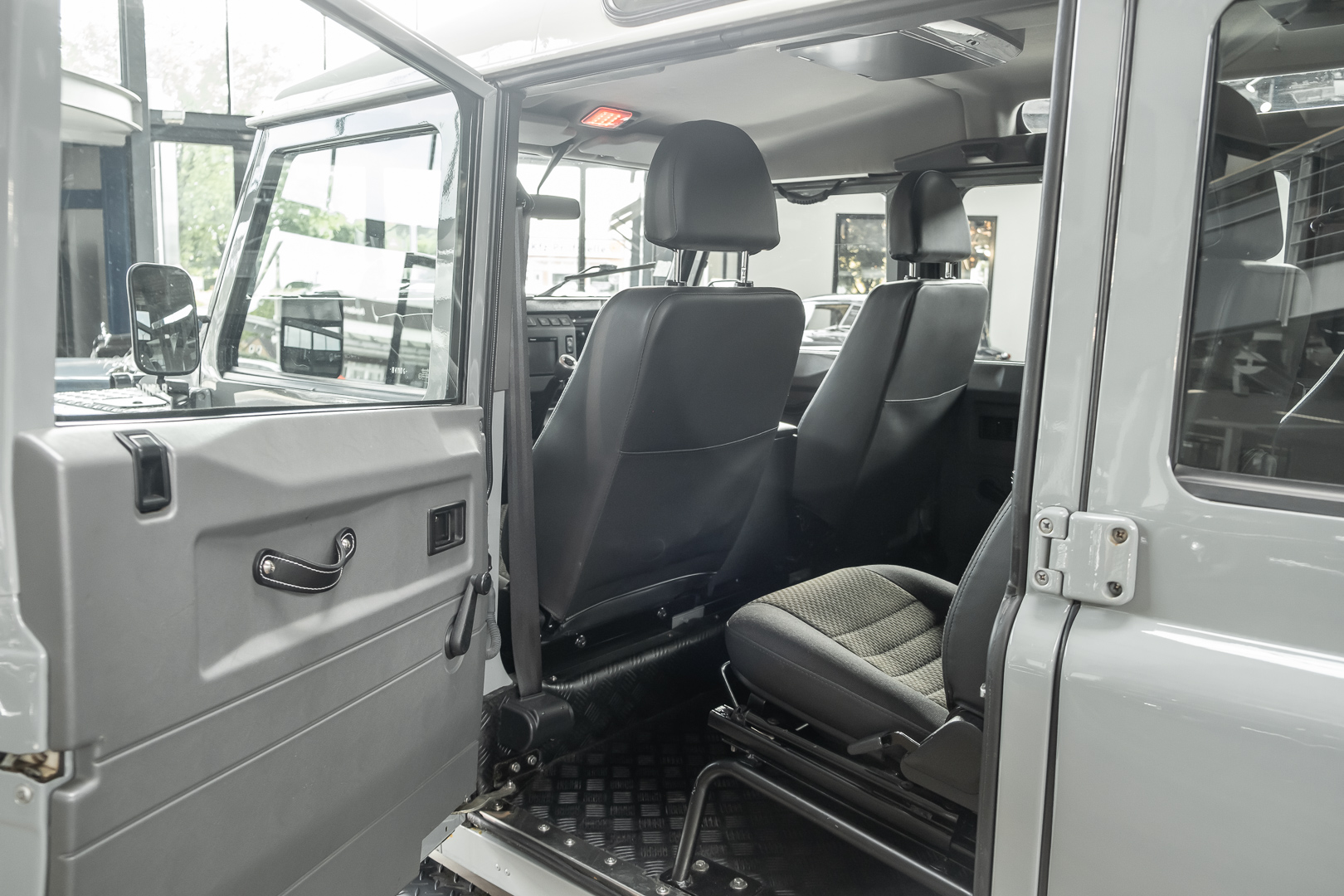 Land Rover Defender 147 6-Doors - Classic Sterne