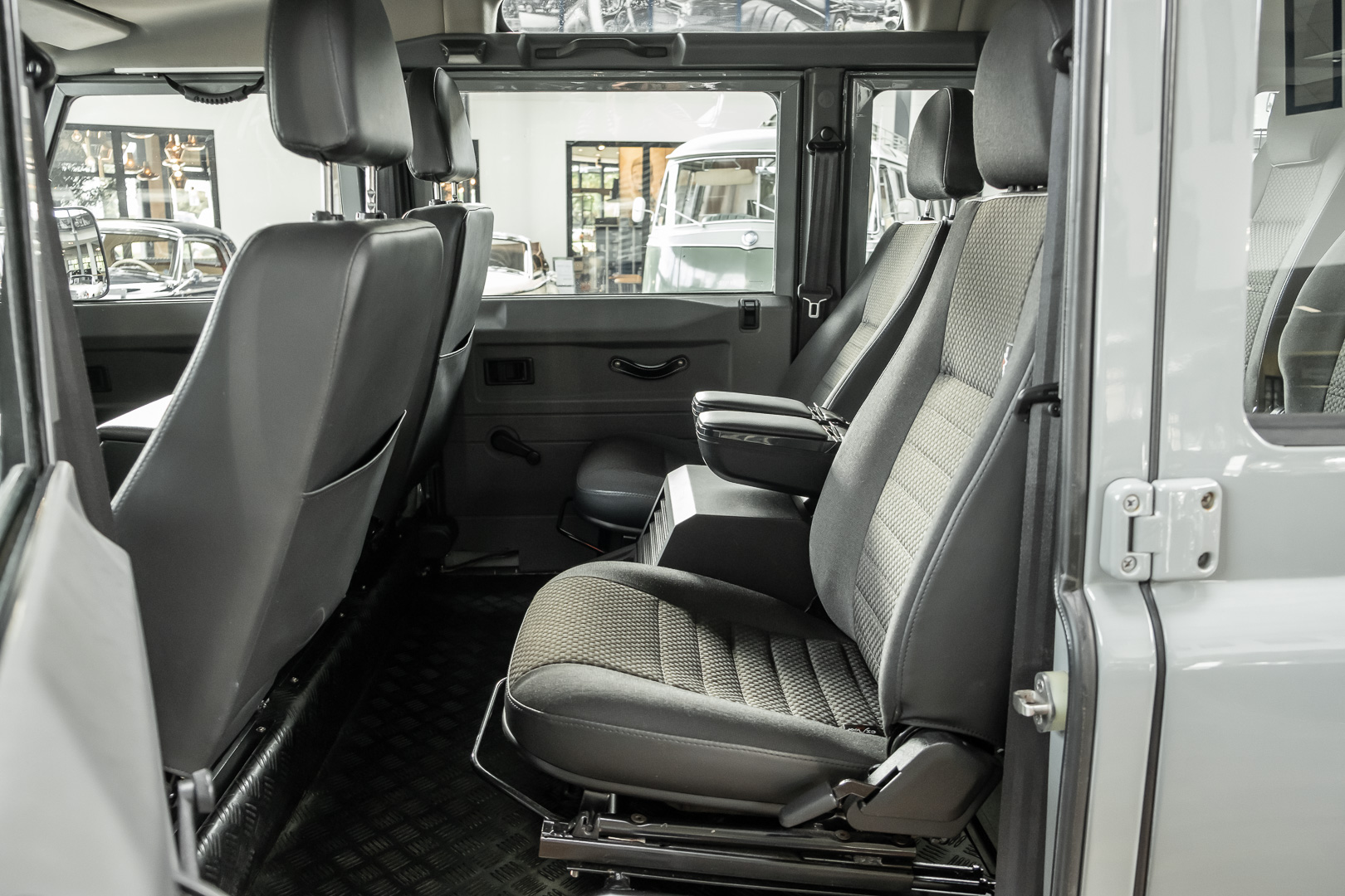 Land Rover Defender 147 6-Doors - Classic Sterne