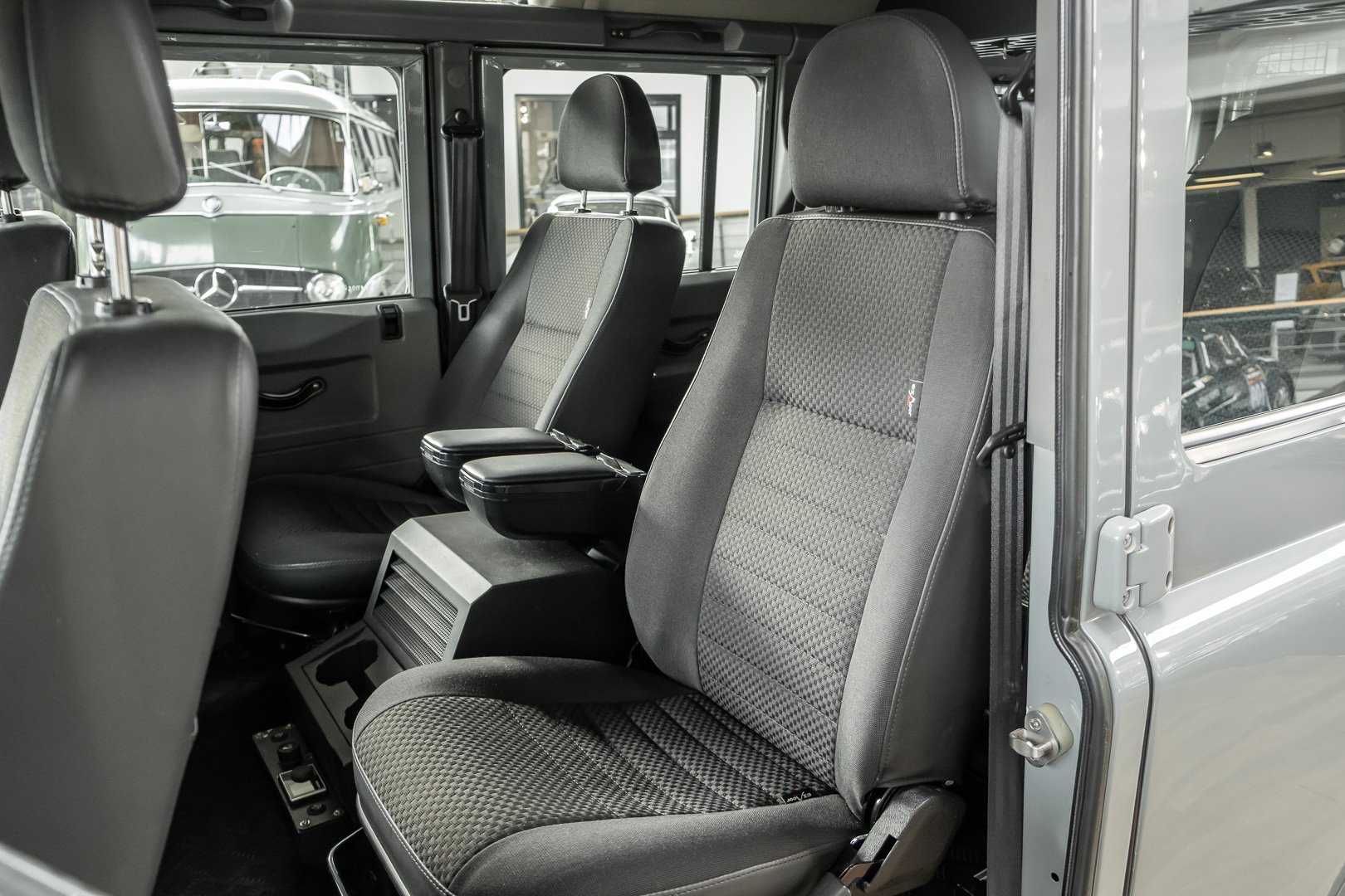 Land Rover Defender 147 6-Doors - Classic Sterne