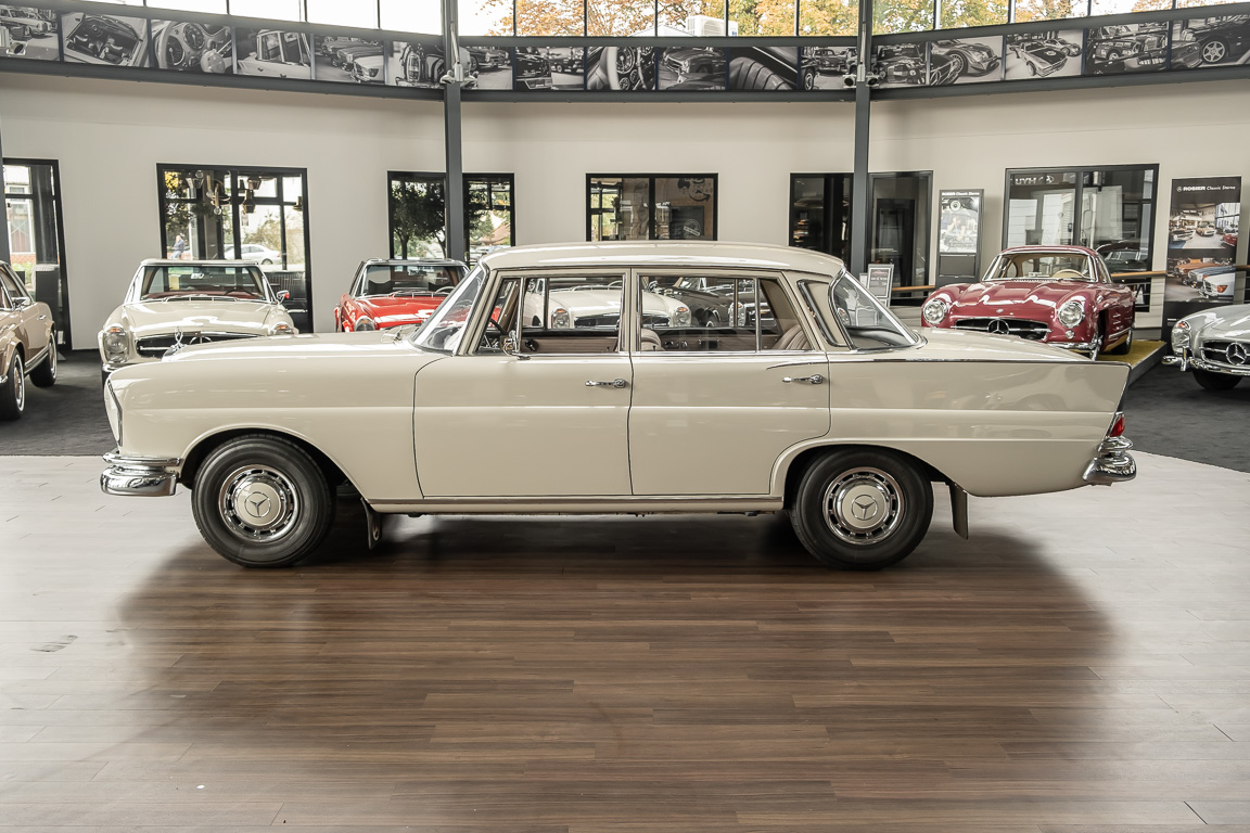Mercedes-Benz 220 SEb W111 Heckflosse - Classic Sterne