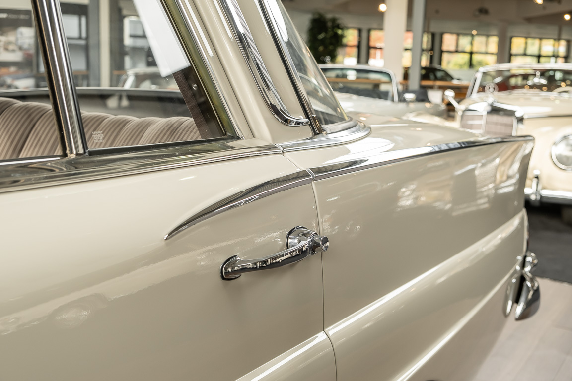 Mercedes-Benz 220 SEb W111 Heckflosse - Classic Sterne