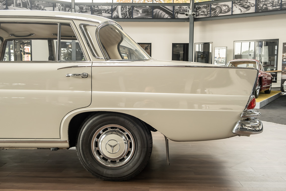 Mercedes-Benz 220 SEb W111 Heckflosse - Classic Sterne