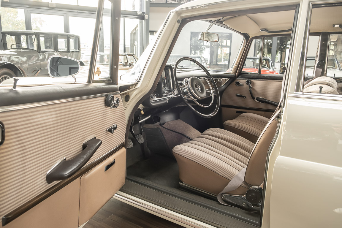 Mercedes-Benz 220 SEb W111 Heckflosse - Classic Sterne